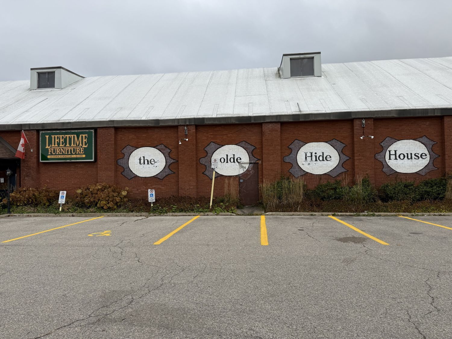Hide House - Danbury Global